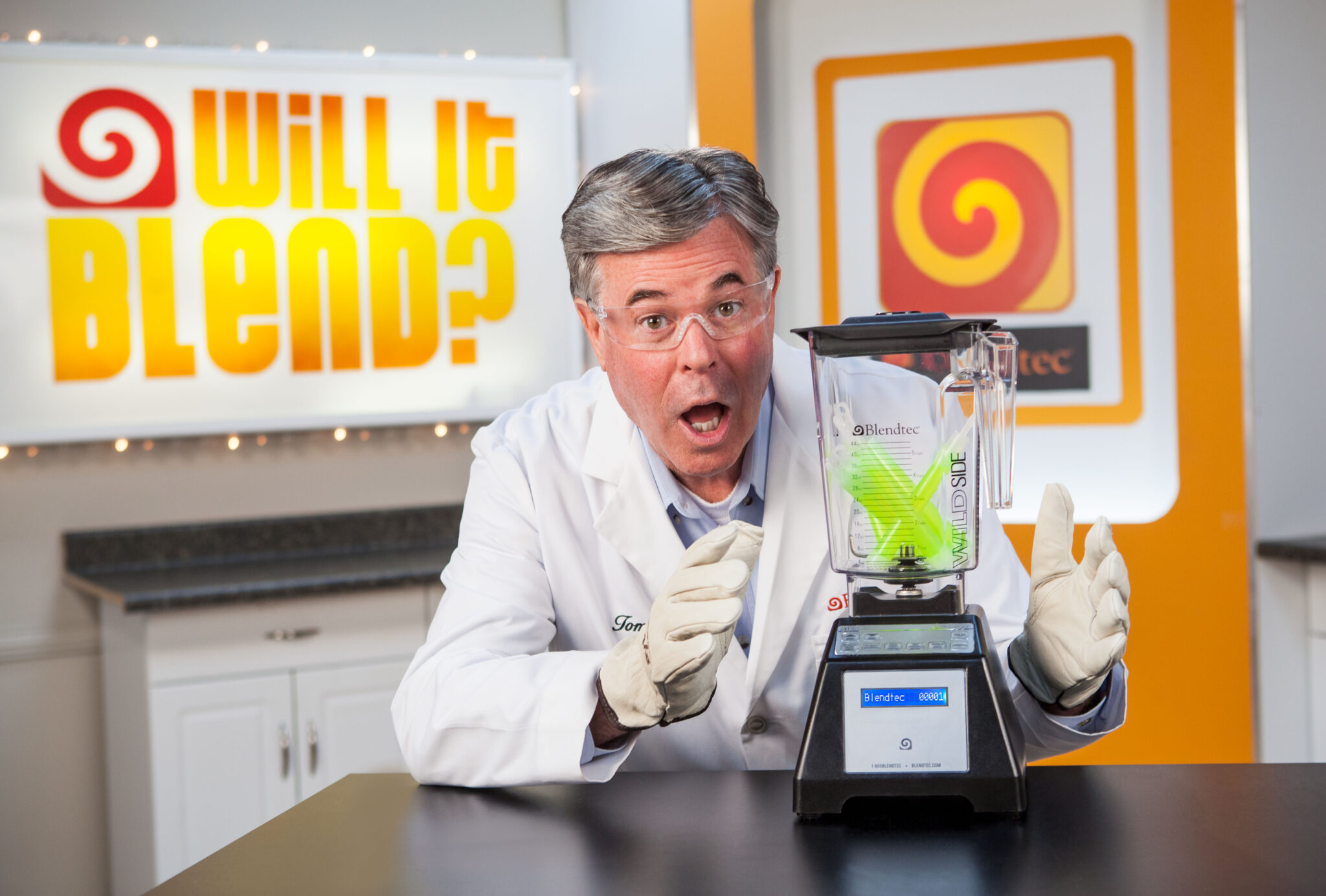 Viral videos: Will It Blend? ‣ Fameable